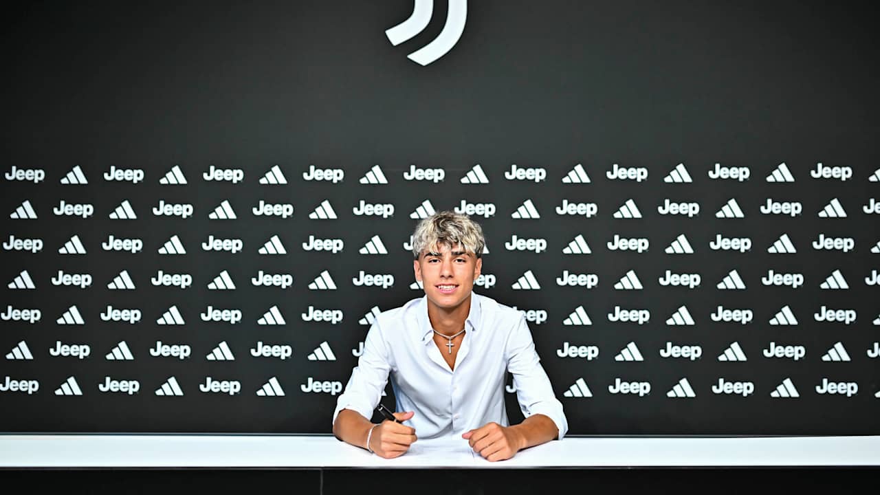 U17 | Corigliano firma il primo contratto da professionista - Juventus