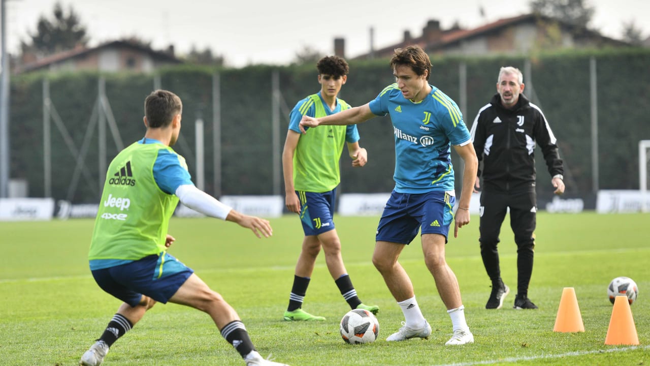 Federico Chiesa si allena con l'Under 17! - Juventus Federico Chiesa si allena con l'Under 17! - Juventus