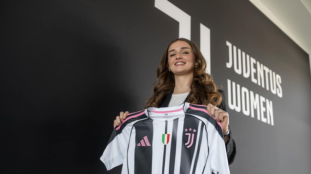 Costanza Santarella signs her first professional contract - Juventus