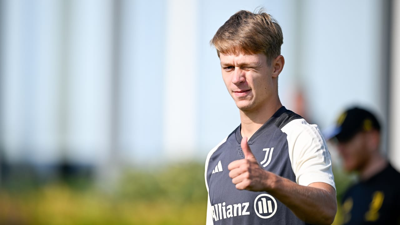 Intervista a Nicolussi Caviglia su Twitch - Juventus