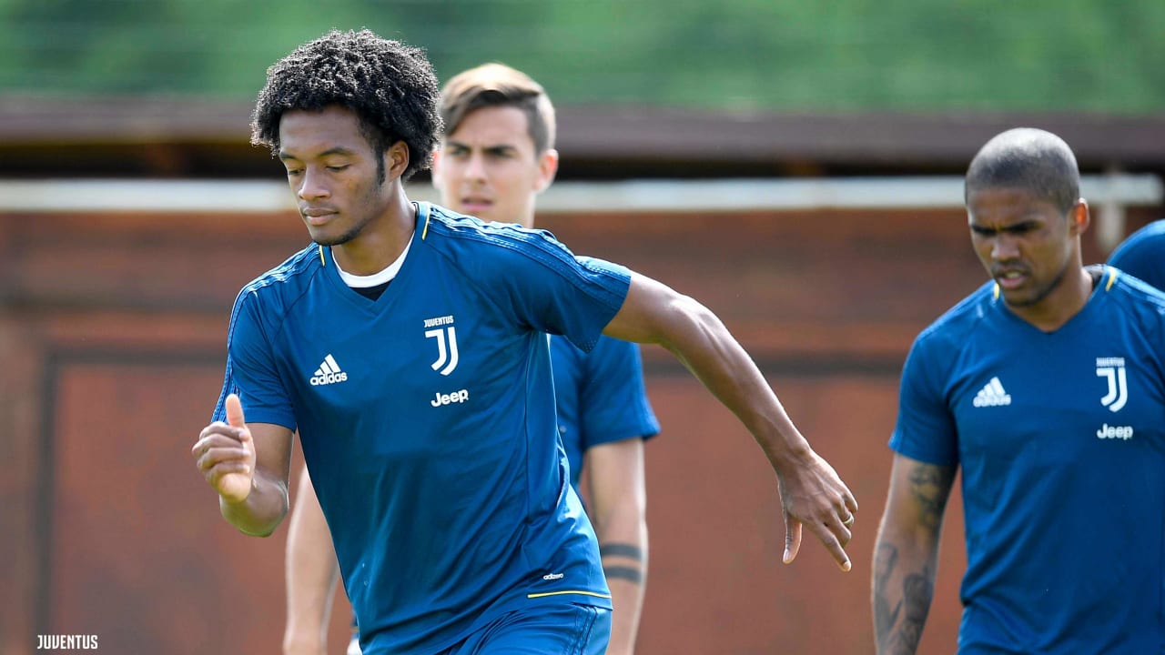 GALLERY: Ball skills in the sun! - Juventus