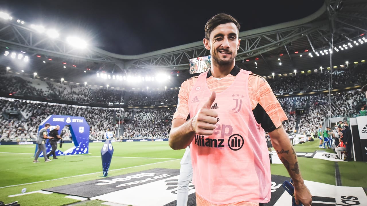 GALLERY | PERIN PUTS PEN TO PAPER - Juventus