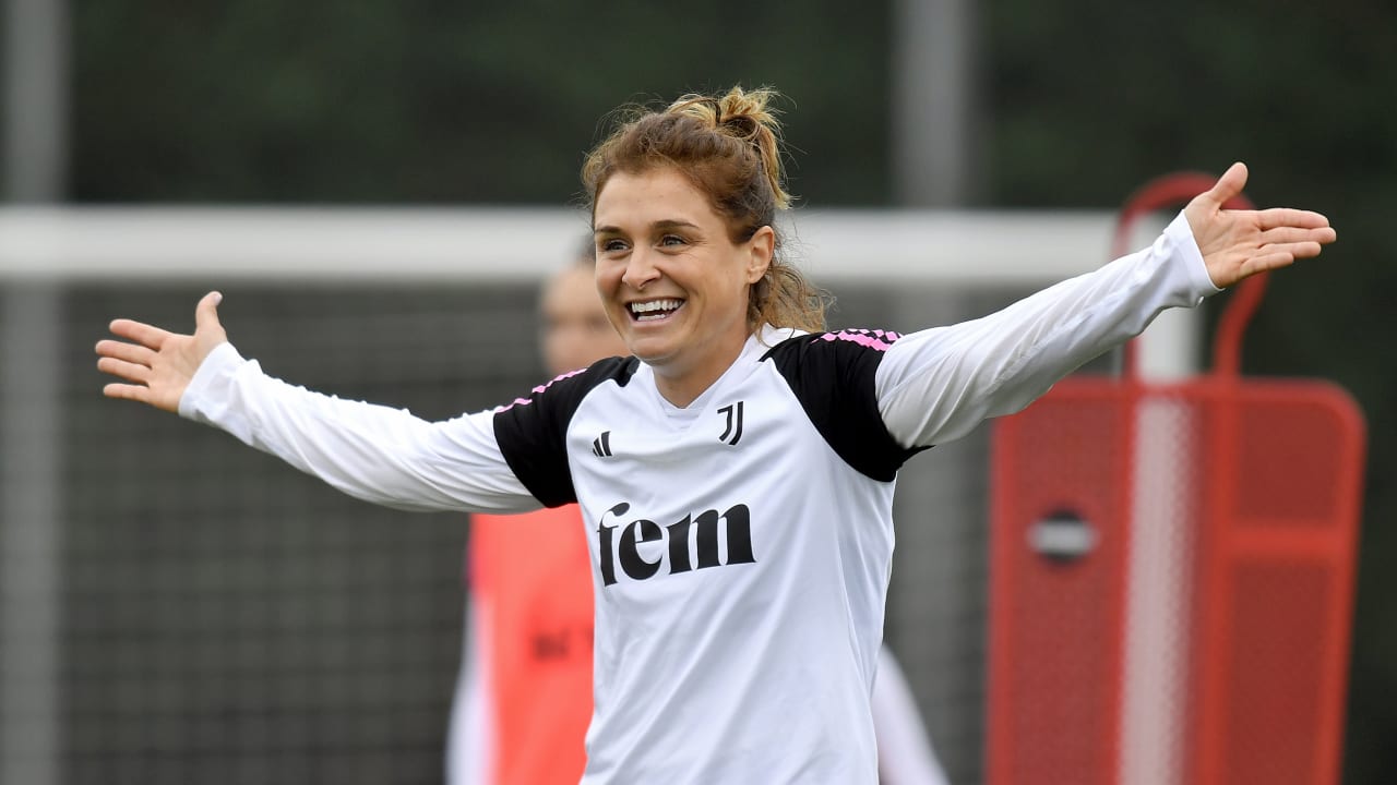 Women | Cristiana Girelli named Serie A MVP for October - Juventus