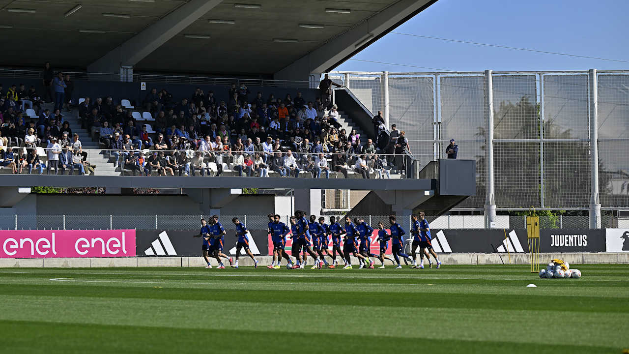 Training Center | In front of fans in Continassa - Juventus