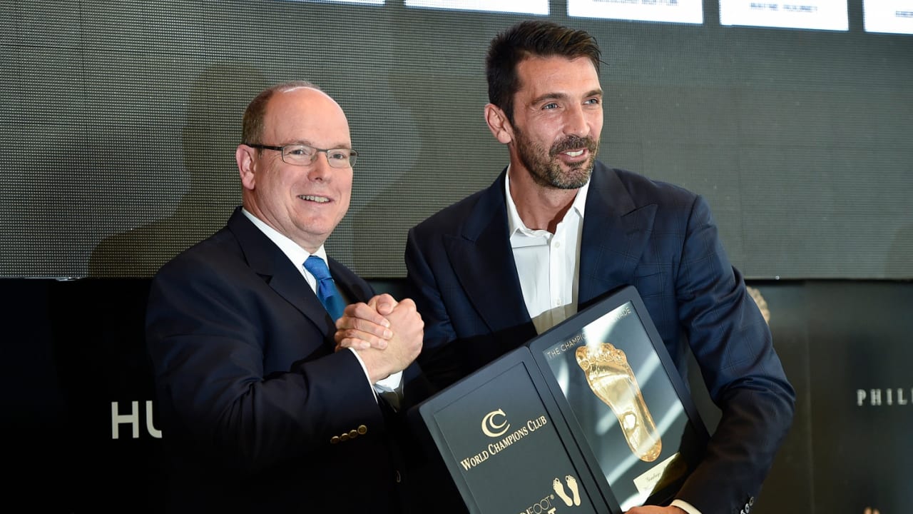 Buffon wins Golden Foot Award 2016 - Juventus