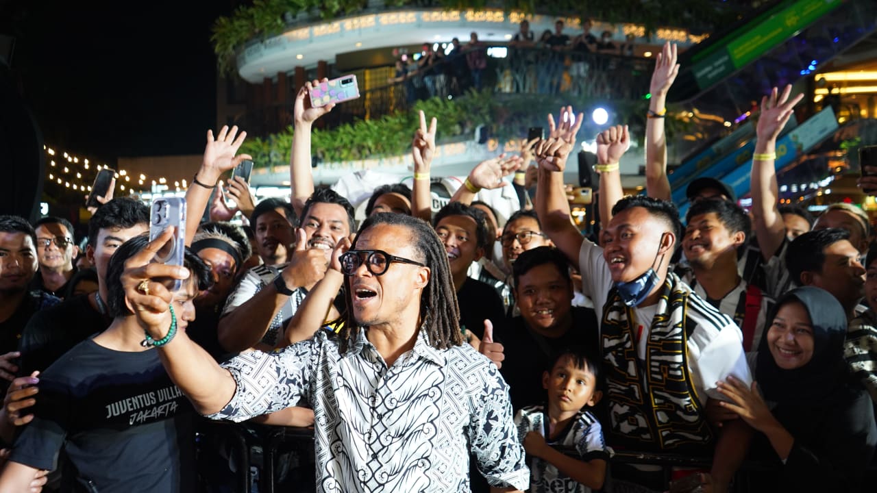 Fans flock to Juventus Village Jakarta - Juventus