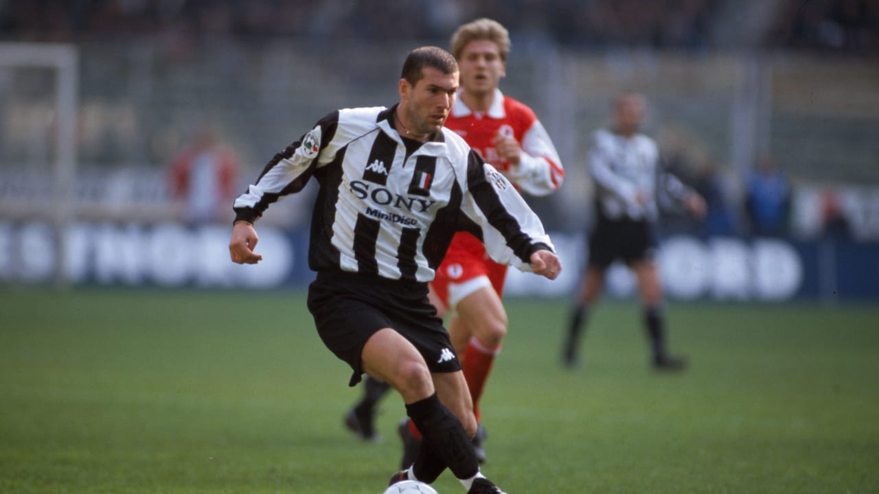 Zinédine Zidane | Top Skills Video | Juventus