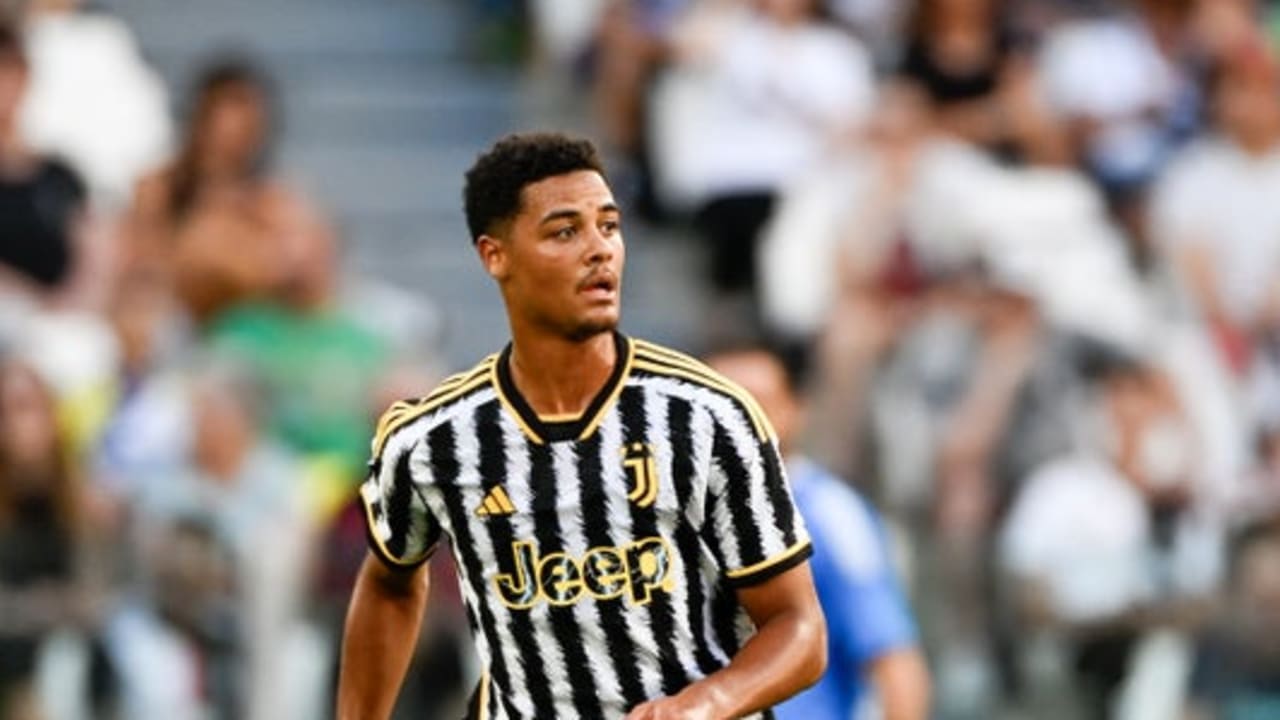 De Winter joins Genoa on loan - Juventus