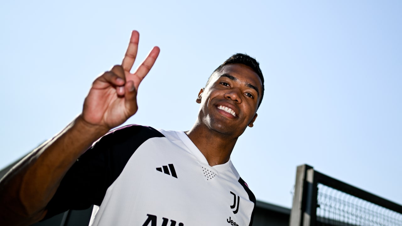 Happy Birthday, Alex Sandro! - Juventus