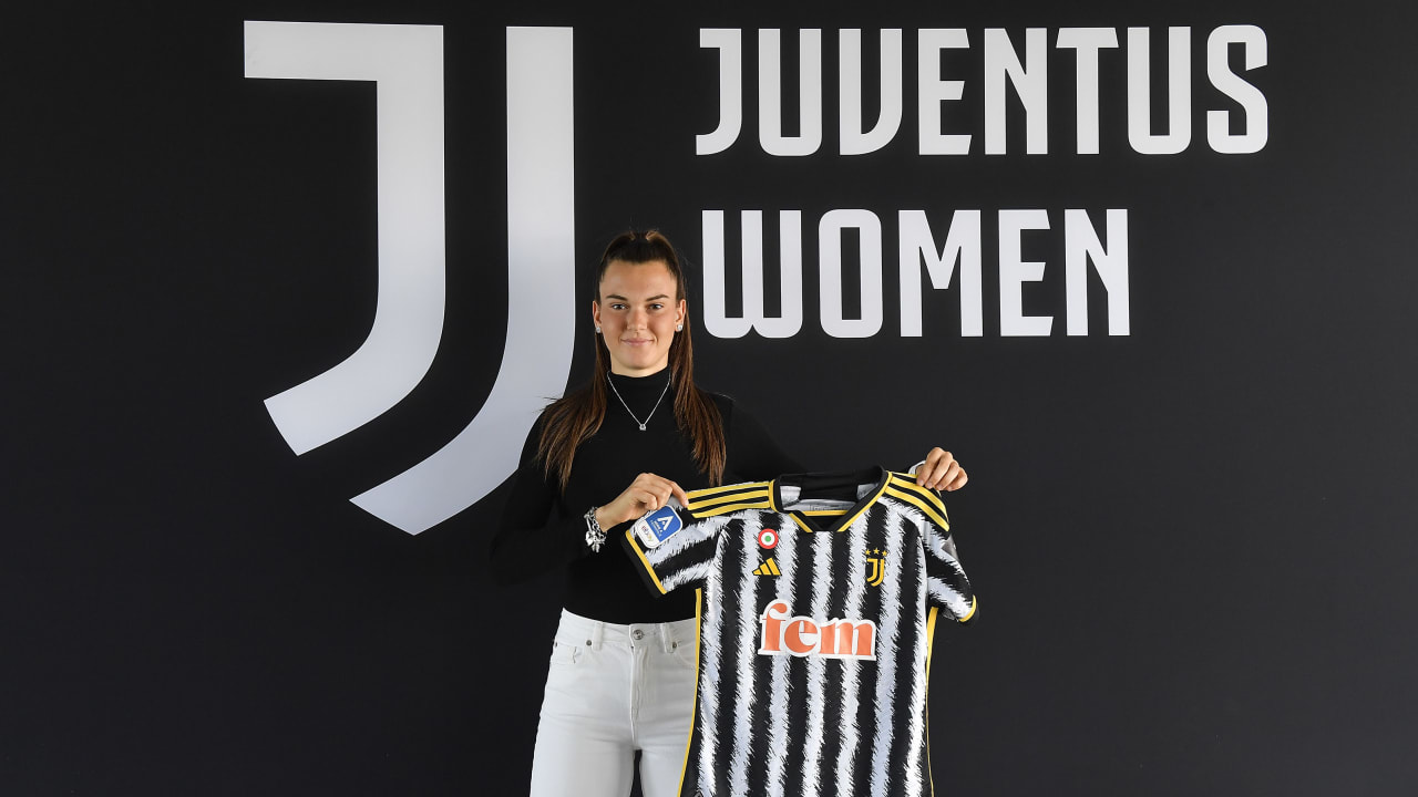 Giulia Bison signs her first professional contract - Juventus