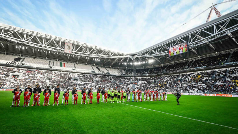 Black & White Stories | Juve birthday celebrations on the pitch - Juventus